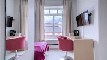 Quarto solteiro econômico | Escrivaninha, Wi-Fi de cortesia, roupa de cama