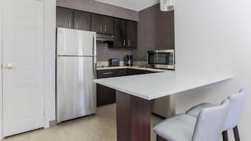 Geladeira, micro-ondas, cooktop, lava-louças