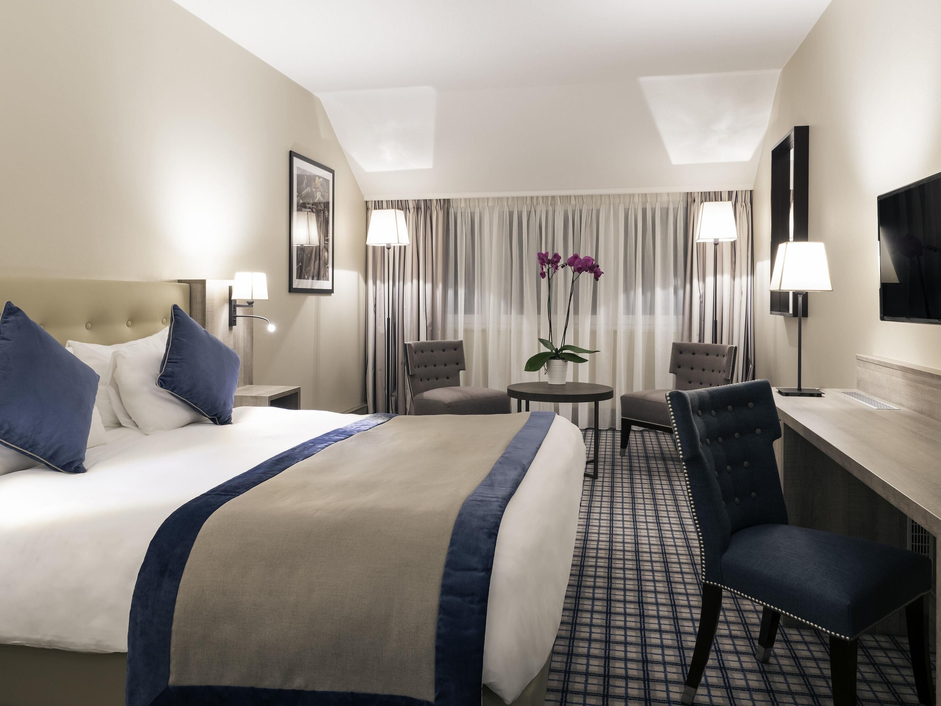 Quarto casal clássico | Cofres nos quartos, escrivaninha, espaço de trabalho para notebook