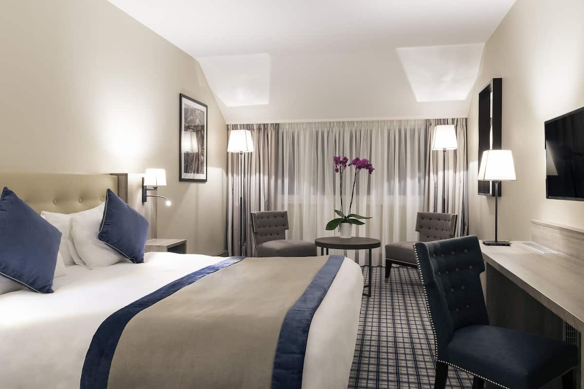 Quarto casal clássico | Cofres nos quartos, escrivaninha, espaço de trabalho para notebook