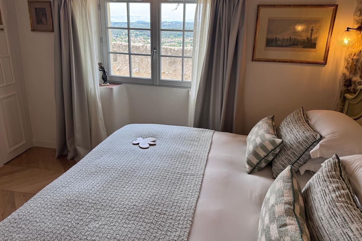 Quarto (Elegance) | Minibar, cofre no quarto, secretária, cortinas/cortinados opacos 