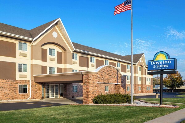 Days Inn & Suites By Wyndham Green Bay Wi. - Green Bay