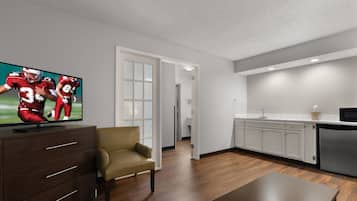 Suite, 1 cama king-size e sofá-cama, não fumadores | 2 quartos, secretária, secretária adequada para computadores portáteis
