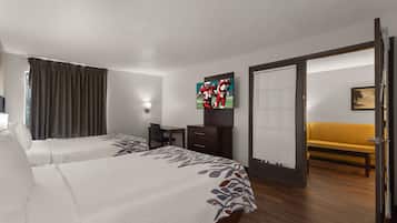 Suite, não fumadores (2 Double Beds and Sofa Bed) | 2 quartos, secretária, secretária adequada para computadores portáteis