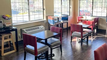 Café da manhã com buffet grátis todos os dias