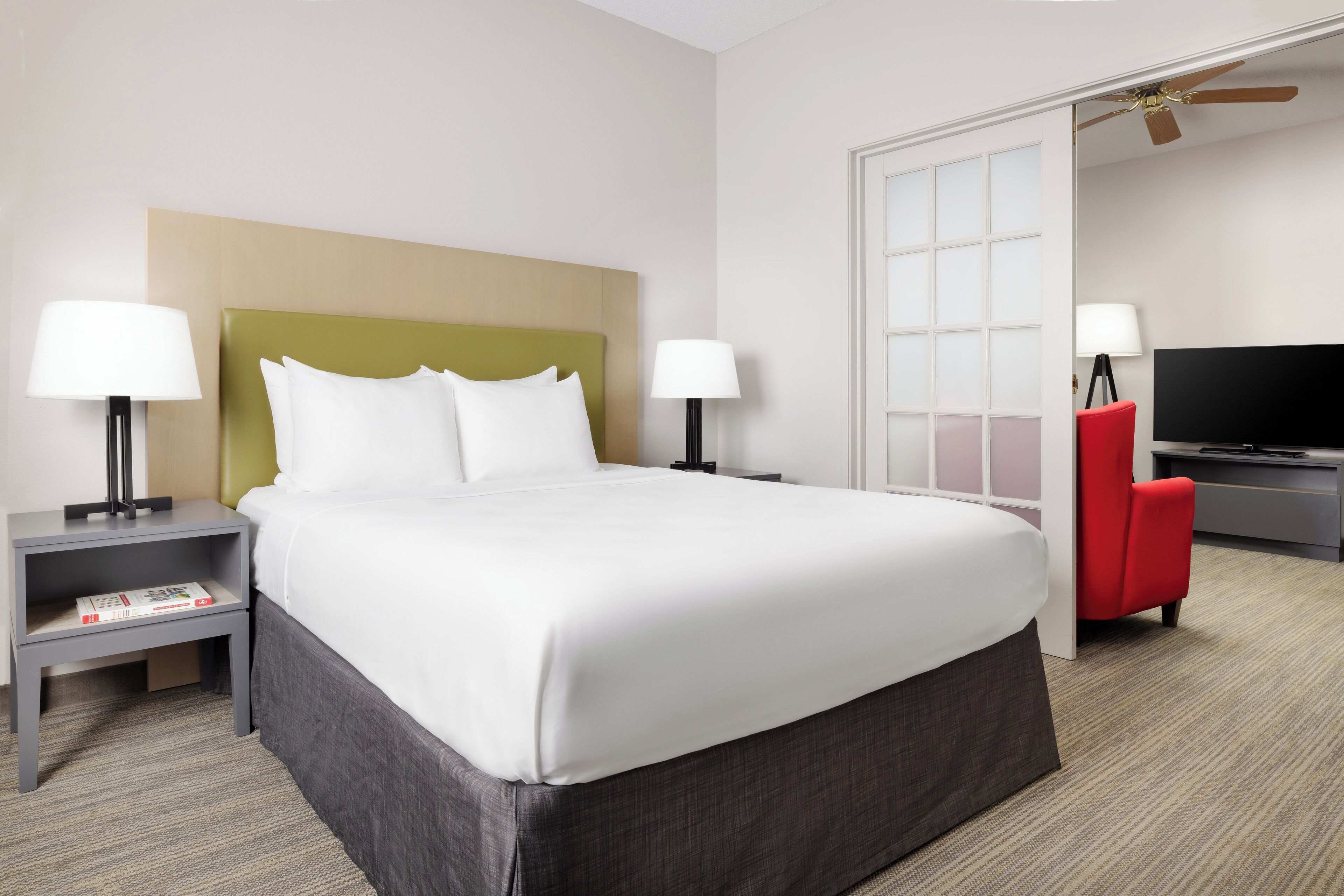 Cortinas blackout, ferros/tábuas de passar roupa, berços grátis