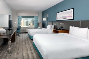 Roupas de cama premium, escrivaninha, espaço de trabalho para notebook