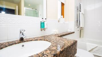 Artigos de higiene pessoal grátis, um secador de cabelo