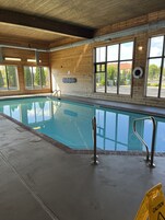 Piscina interior, espreguiçadeiras 