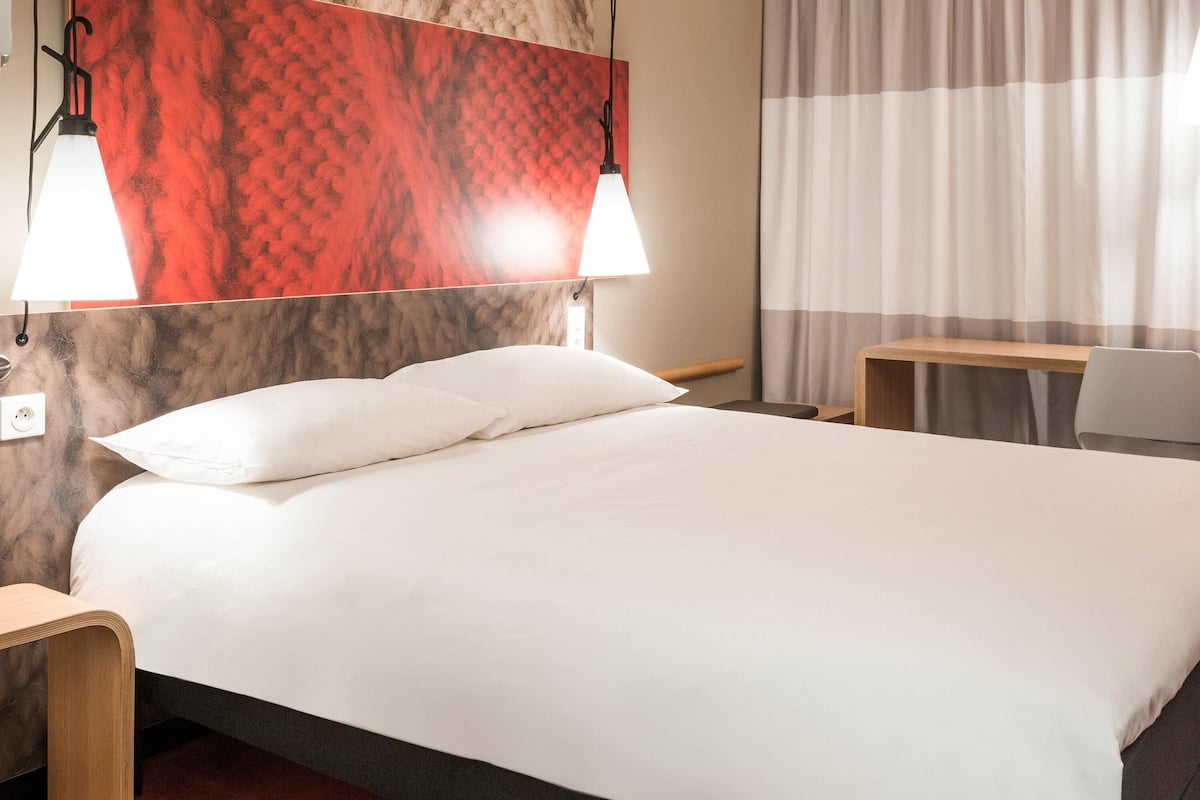 Quarto casal, 1 cama de casal | Escrivaninha, quartos à prova de som, ferros/tábuas de passar roupa