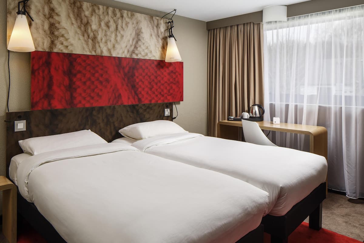 Quarto duplo, 2 camas de solteiro | Escrivaninha, quartos à prova de som, ferros/tábuas de passar roupa