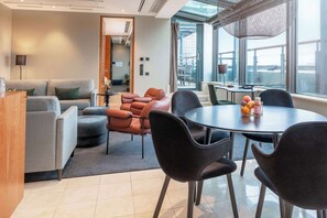 Suite Presidencial | Minibar, cofre no quarto, secretária, ferro/tábua de engomar 