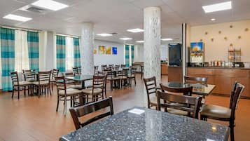 Café da manhã com buffet grátis todos os dias