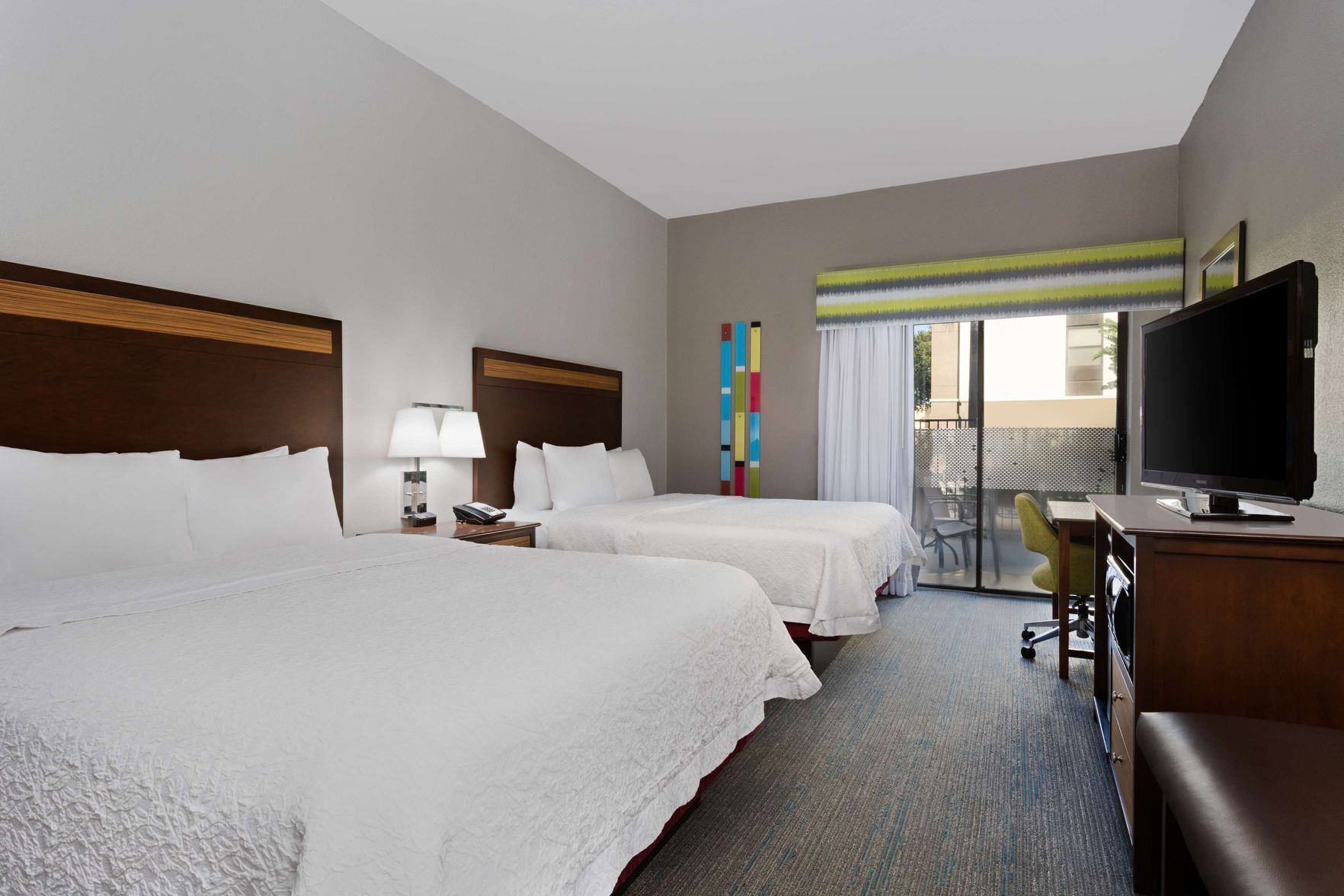 Roupa hipoalergénica, edredões de penas, cofre no quarto, secretária 