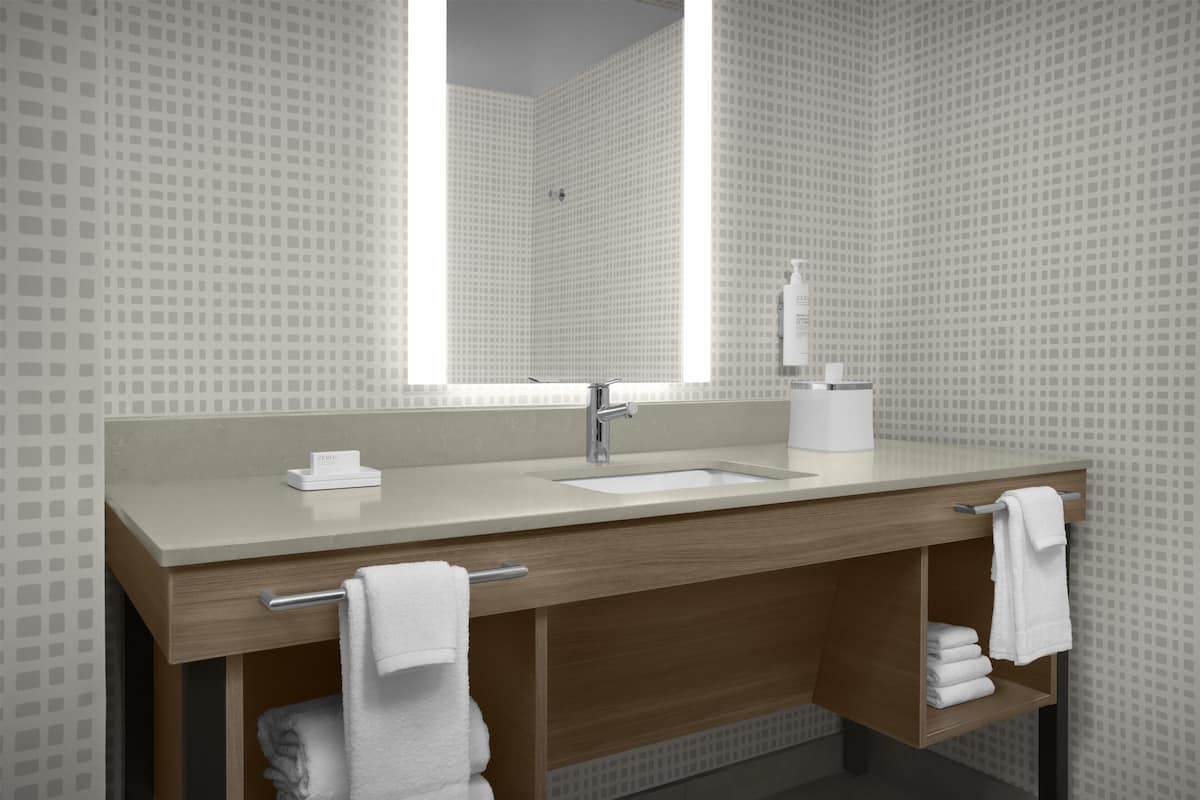 Quarto, 1 cama King, acessível (Roll-In Shower) | Banheiro | Chuveiro/banheira combinados, produtos de toalete grátis