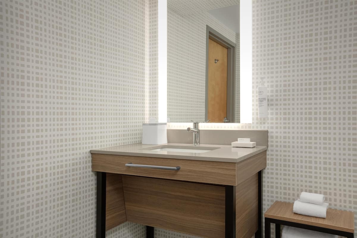 Quarto, 2 camas Queen, acessível, para não fumantes | Banheiro | Chuveiro/banheira combinados, produtos de toalete grátis