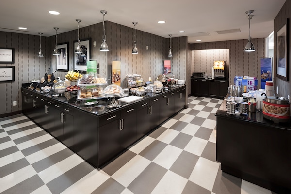 Café da manhã com buffet grátis todos os dias