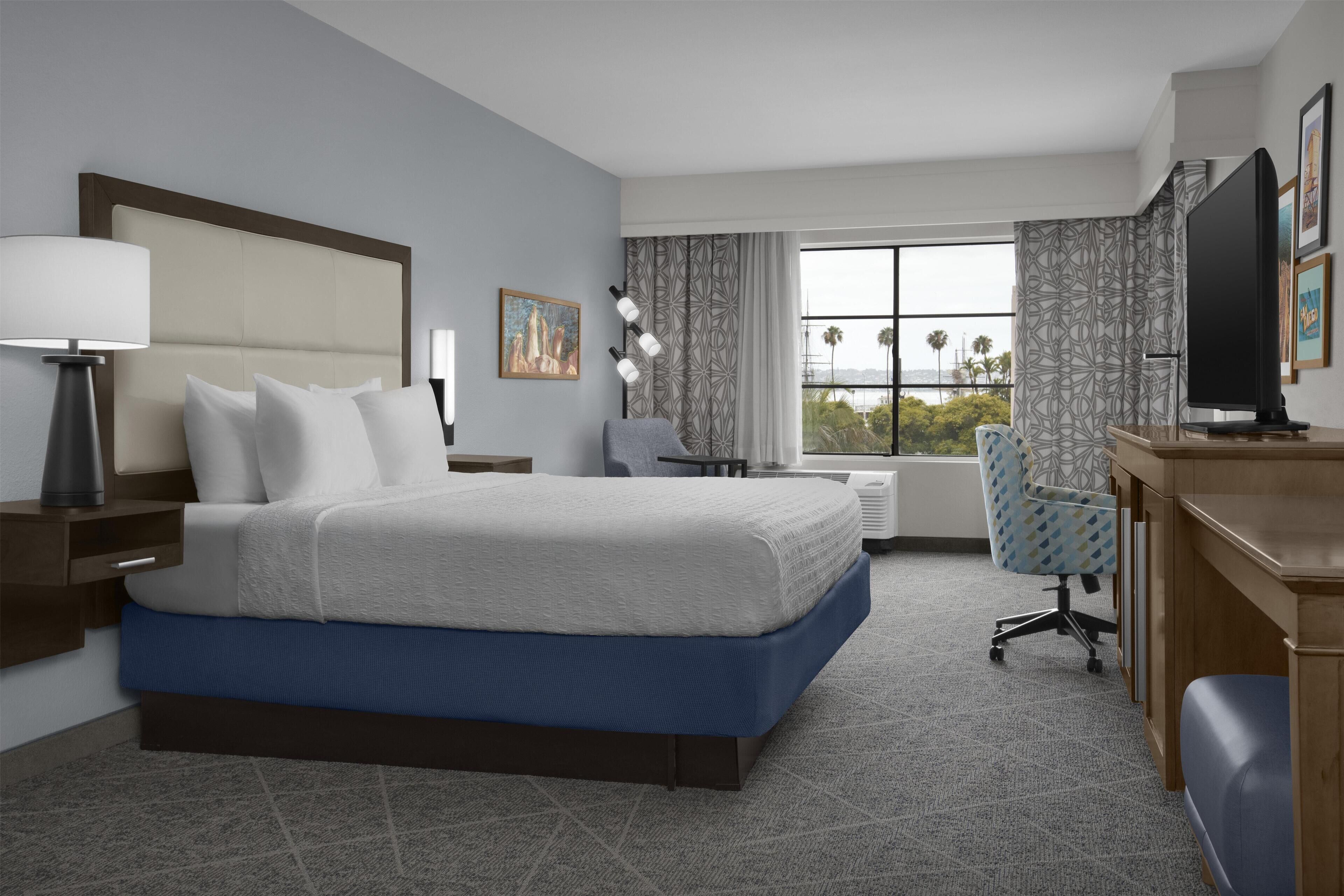 Suíte, 1 quarto, para não fumantes | Roupas de cama premium, camas com colchões pillow-top, escrivaninha
