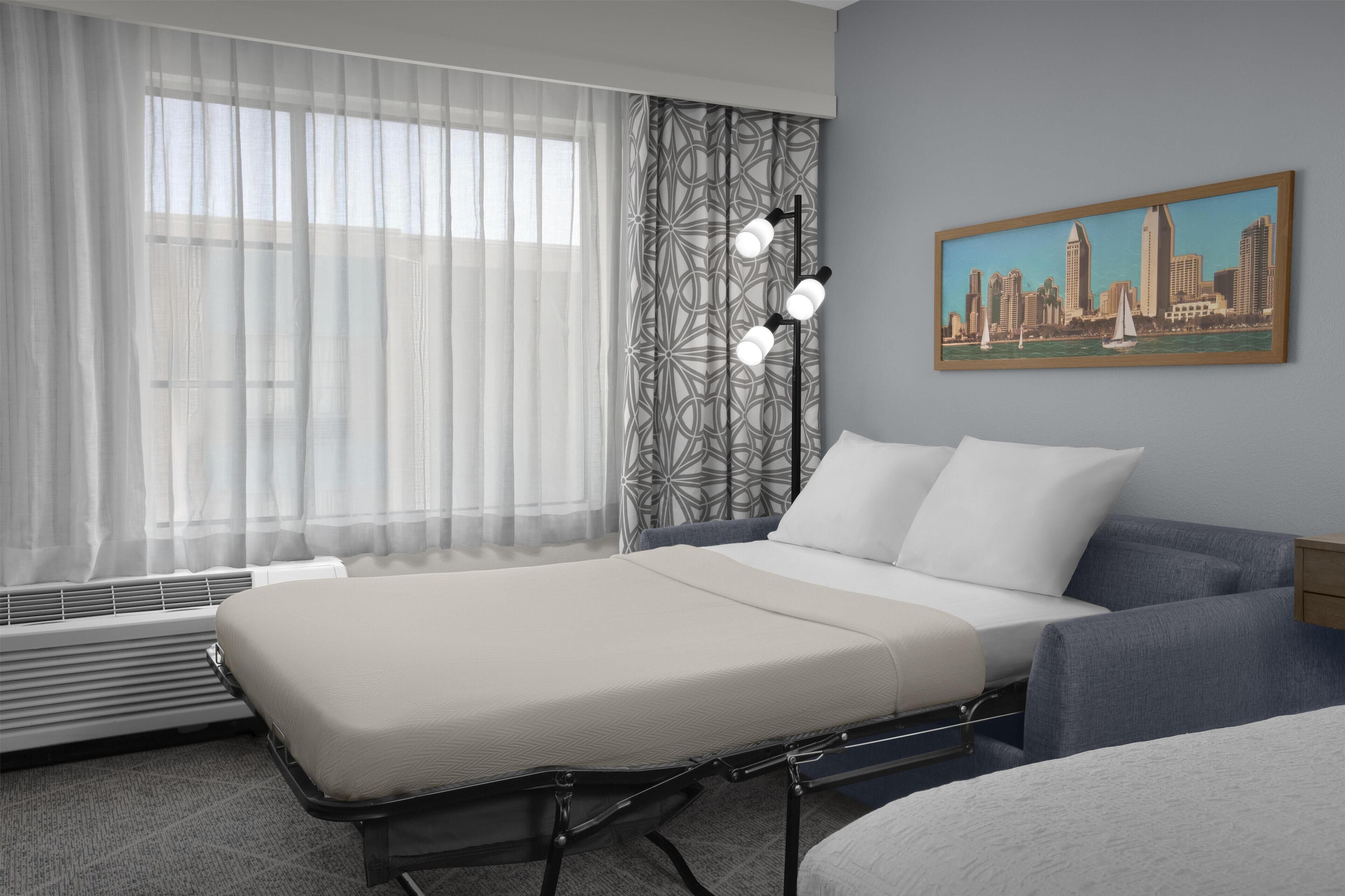 Quarto, 1 cama King e sofá-cama, para não fumantes (Study) | Área de estar | TV LCD 32 polegadas com canais de TV premium, TV