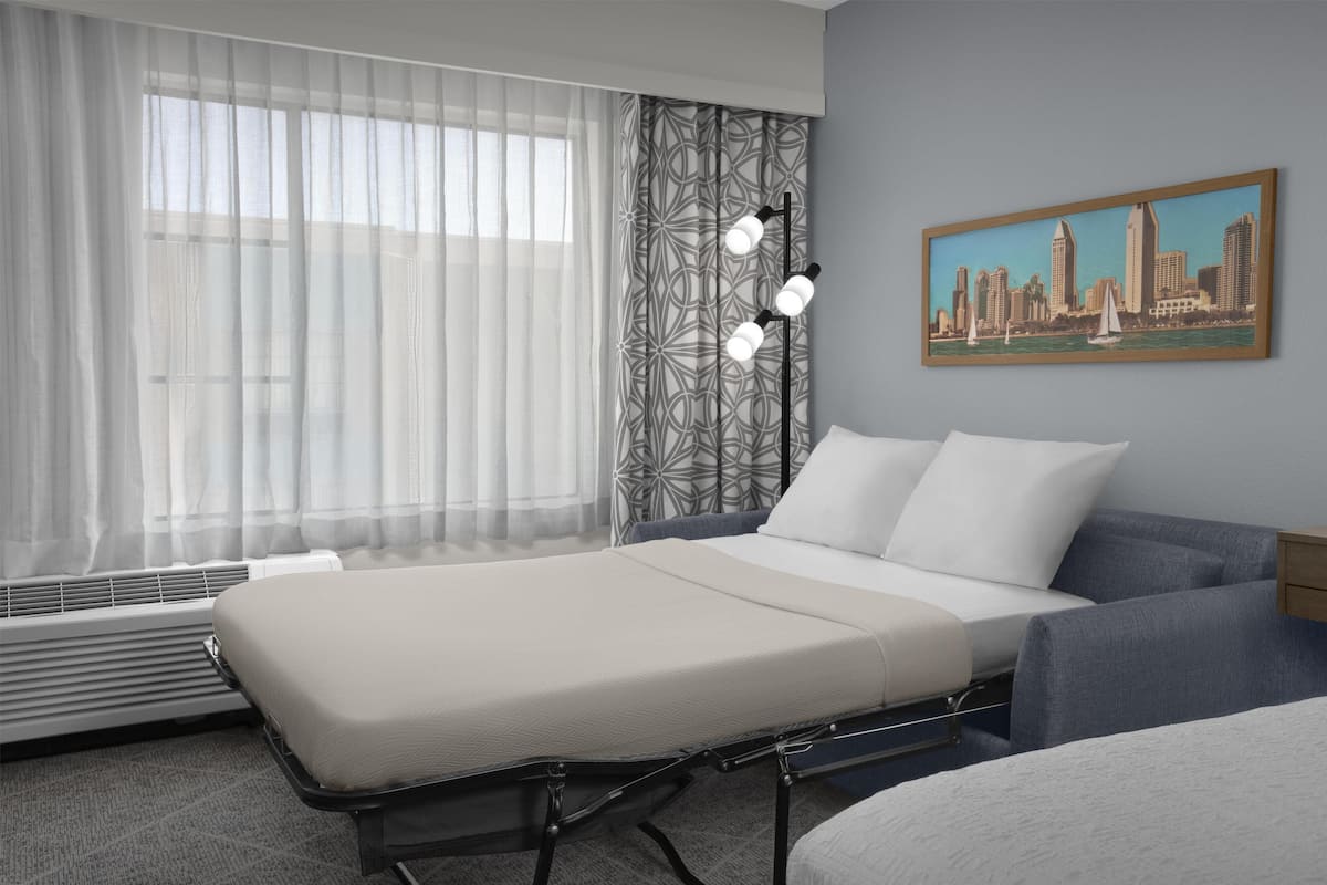 Quarto, 1 cama King e sofá-cama, para não fumantes (Study) | Área de estar | TV LCD 32 polegadas com canais de TV premium, TV