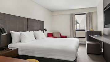 Quarto, 1 cama king-size | Cofre no quarto, secretária