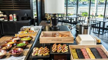 Pequeno-almoço tipo buffet diário (2200 JPY por pessoa)