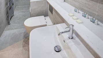 Produtos de toalete grátis, secador de cabelo, toalhas de banho