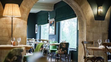 2 restaurantes, é servido café da manhã