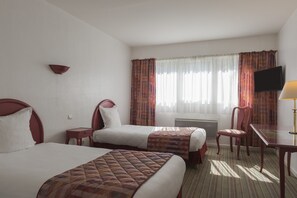 Quarto superior, 2 camas de solteiro | Cofres nos quartos, escrivaninha, quartos à prova de som
