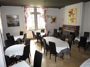 Café da manhã com buffet todos os dias mediante uma taxa
