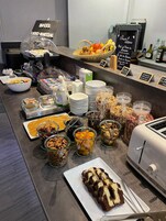 Pequeno-almoço tipo buffet diário (13 EUR por pessoa) 