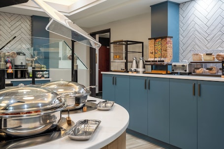 Pequeno-almoço tipo buffet diário incluído . Staybridge Suites West Des Moines by IHG