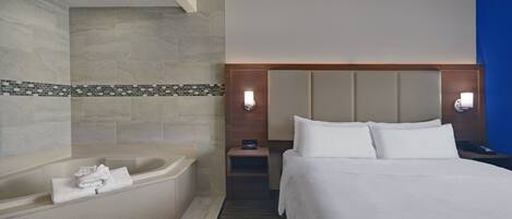 Quarto standard, 1 cama King, banheira de hidromassagem | Camas Tempur-Pedic, individualmente decorados
