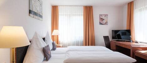 Quarto Duplo Comfort | Minibar, secretária, secretária adequada para computadores portáteis