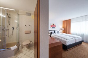 Quarto Duplo Comfort | Minibar, secretária, secretária adequada para computadores portáteis 