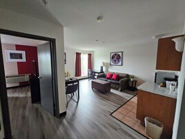 Suite, 1 quarto, não fumadores | Roupa hipoalergénica, secretária, cortinas/cortinados opacos