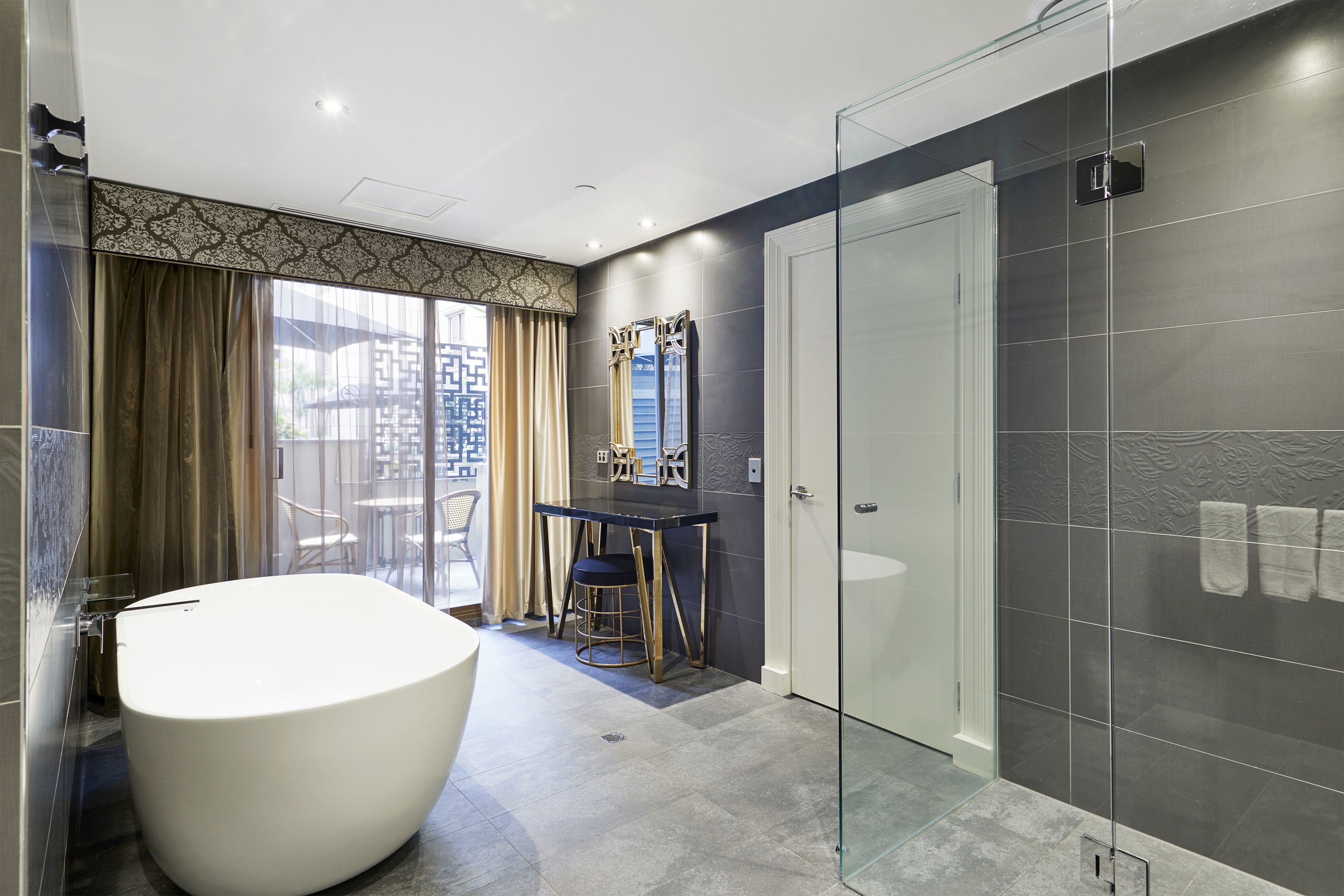 Apartamento, 2 quartos | Casa de banho | Um polibã, um chuveiro fixo, produtos de higiene exclusivos 