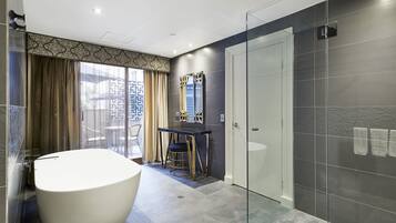 Apartamento, 2 quartos | Casa de banho | Um polibã, um chuveiro fixo, produtos de higiene exclusivos