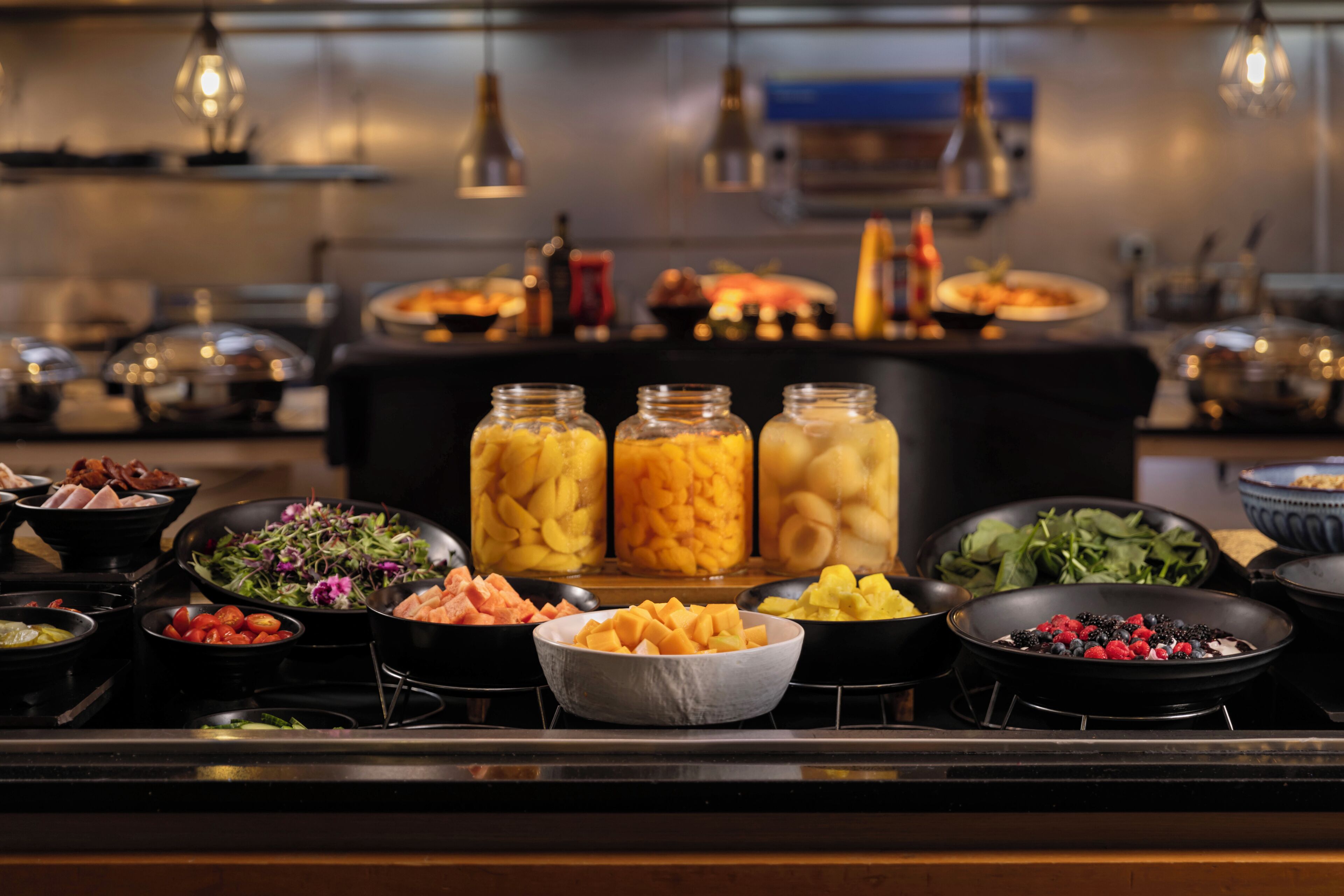 Um buffet com diversos pratos e acompanhamentos.