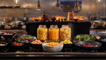 Um buffet com diversos pratos e acompanhamentos.