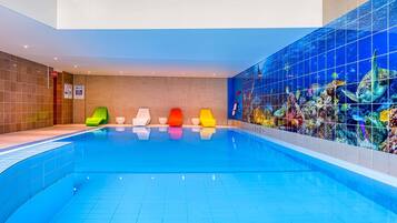 Piscina interna, funciona das 8h às 23h, espreguiçadeiras