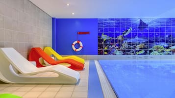 Piscina interior, da(s) 8:00 à(s) 23:00, espreguiçadeiras