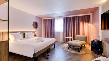 Suíte, 1 cama de casal | Frigobar (abastecido com itens grátis), cofres nos quartos, escrivaninha