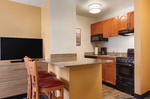 Suite, 2 camas queen-size, frigorífico e micro-ondas | Cozinha privada | Uma cafeteira/bule, um frigorífico/congelador grande, um micro-ondas