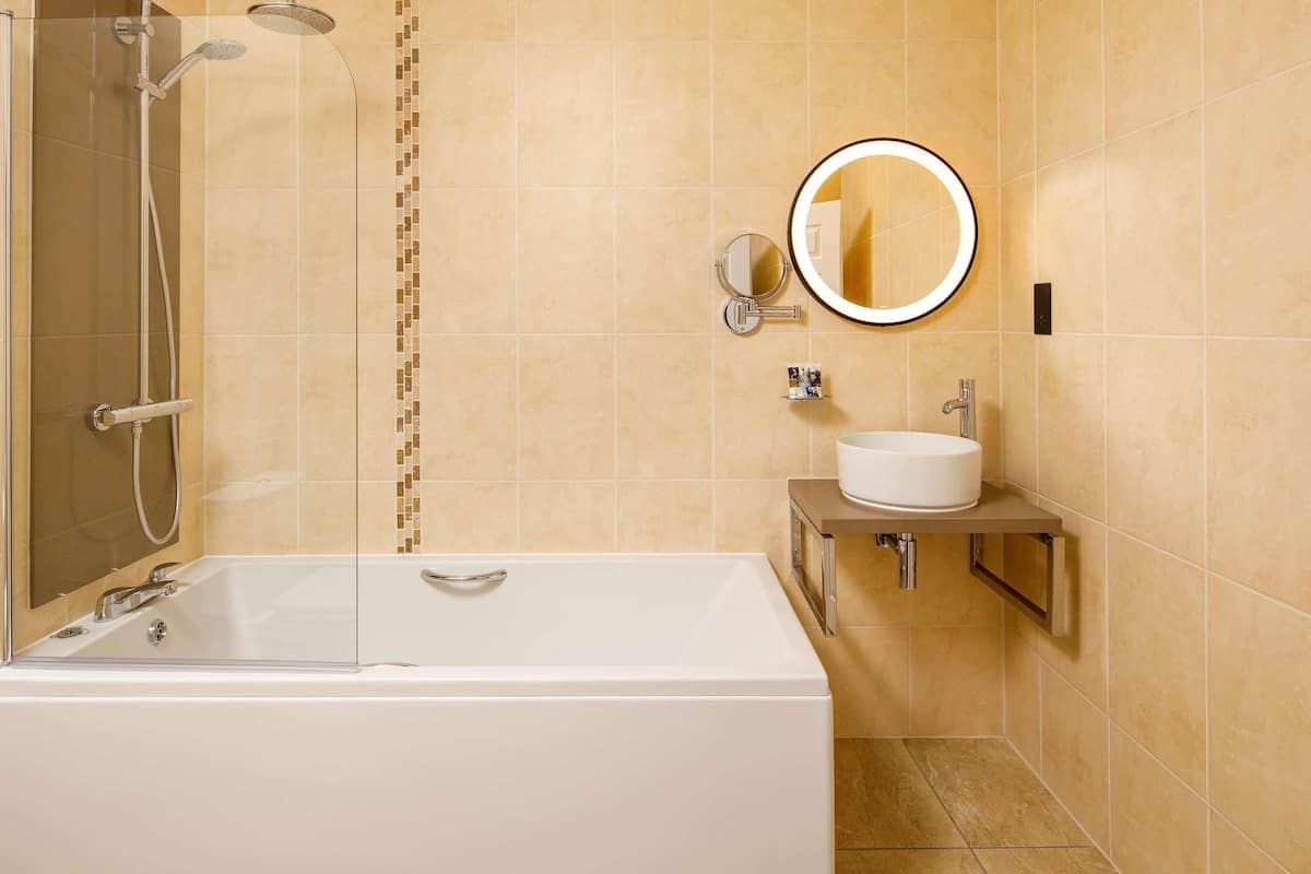 Escrivaninha, espaço de trabalho para notebook, cortinas blackout