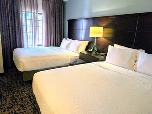 Roupas de cama premium, escrivaninha, espaço de trabalho para notebook