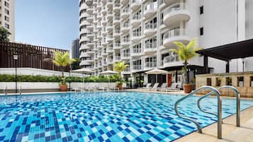 Piscina externa, funciona das 7h às 22h, guarda-sóis, espreguiçadeiras