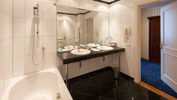 Quarto Empresarial | Casa de banho | Uma combinação polibã/banheira, artigos de higiene pessoal grátis