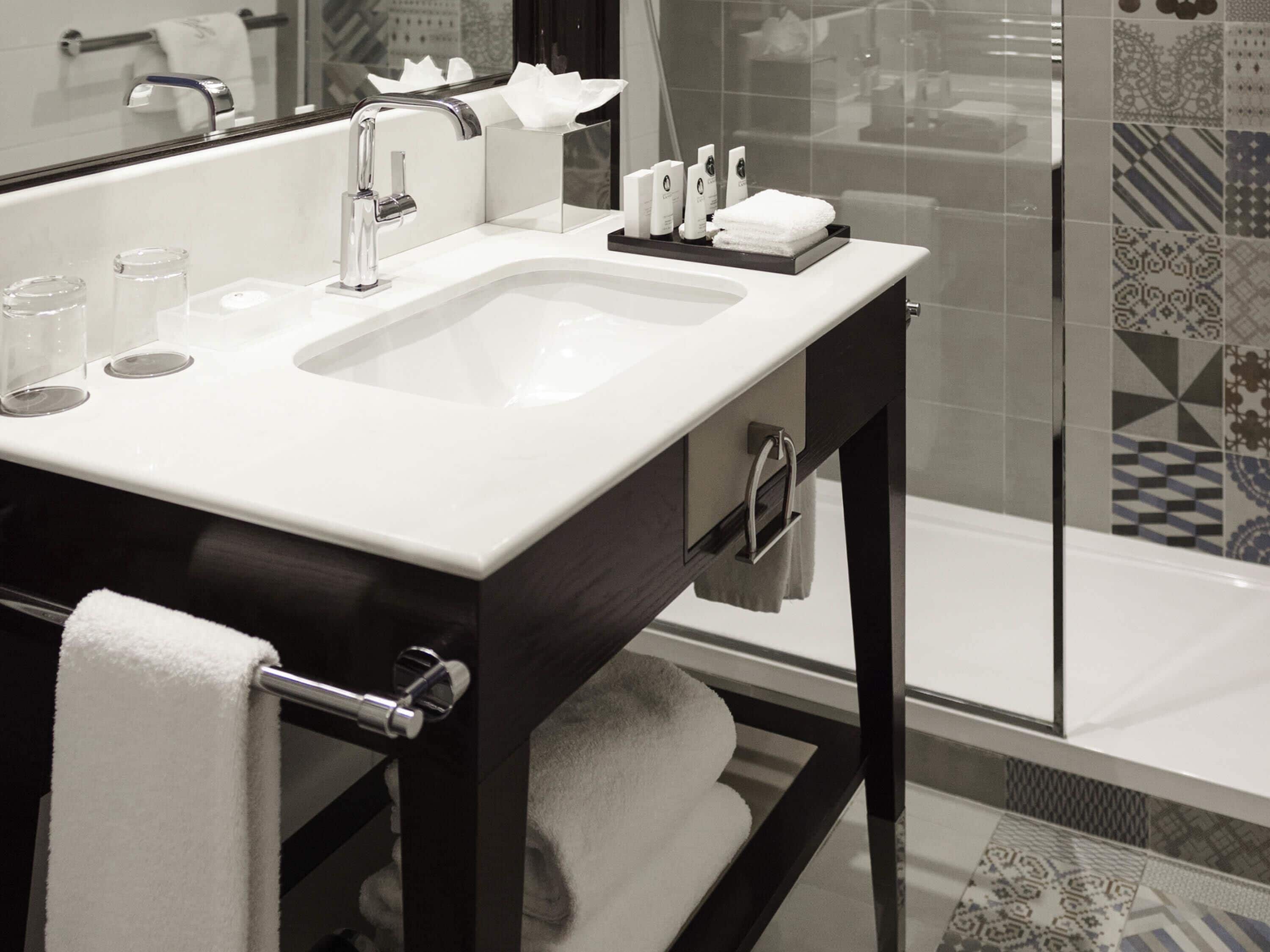 Quarto Clássico, 1 cama queen-size, Vista para a cidade (City View) | Roupa de alta qualidade, edredões de penas, minibar grátis 