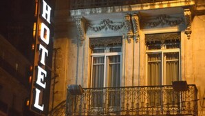 Fachada de hotel com um letreiro grande escrito 